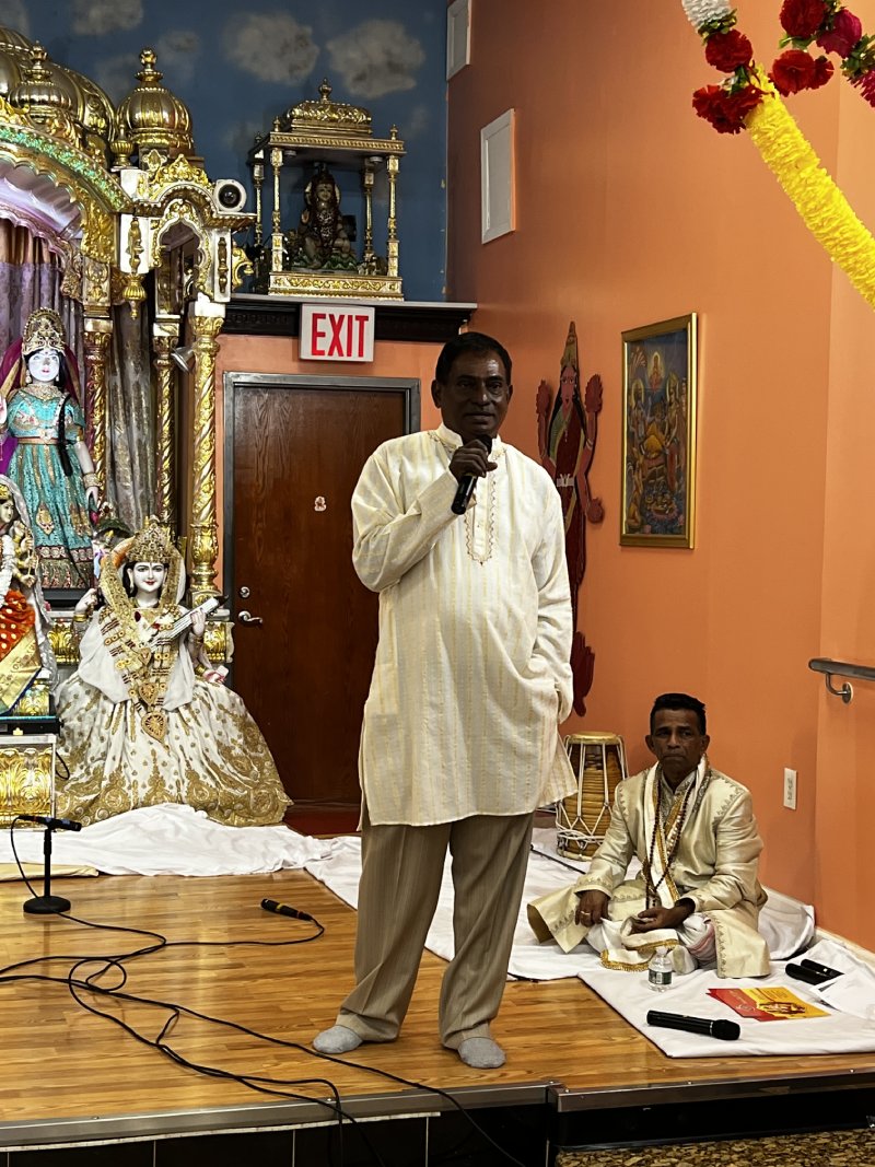 Dr Vindya at Richmond Hill Temple